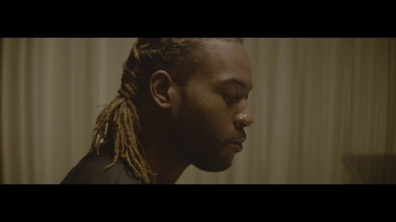 Kylie Jenner & PARTYNEXTDOOR share a kiss in "Come And See Me" video ...