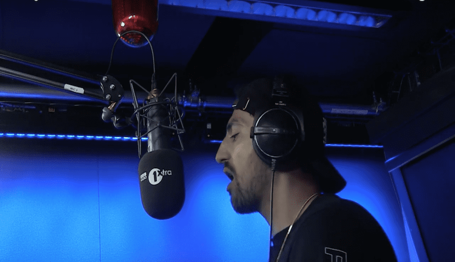 Mic Righteous goes off in Sian's Studio with new freestyle - GRM Daily