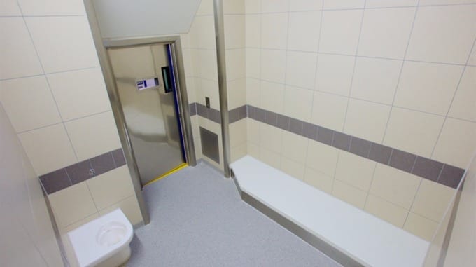 Man writes Trip Advisor review for custody cell?! - GRM Daily