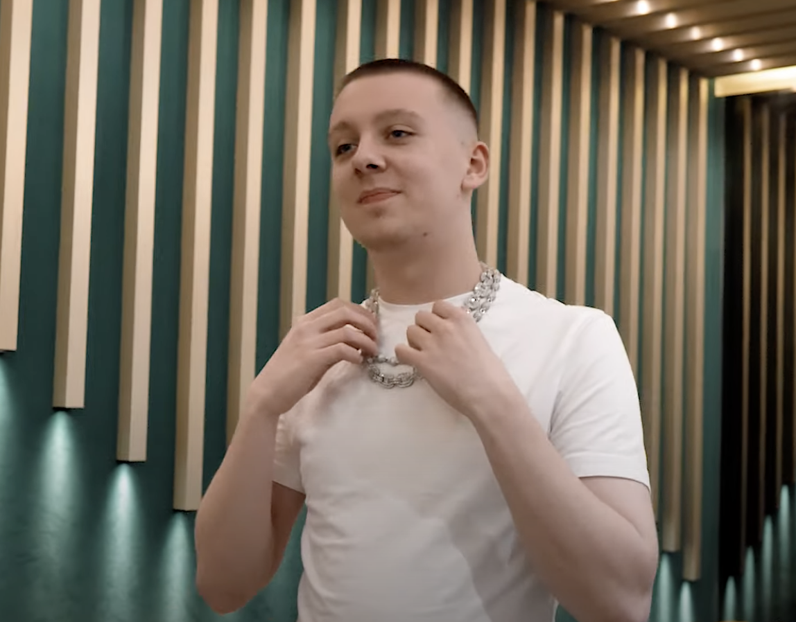 Aitch Links Up With A Jewellers To Discuss His Upcoming Album & More ...
