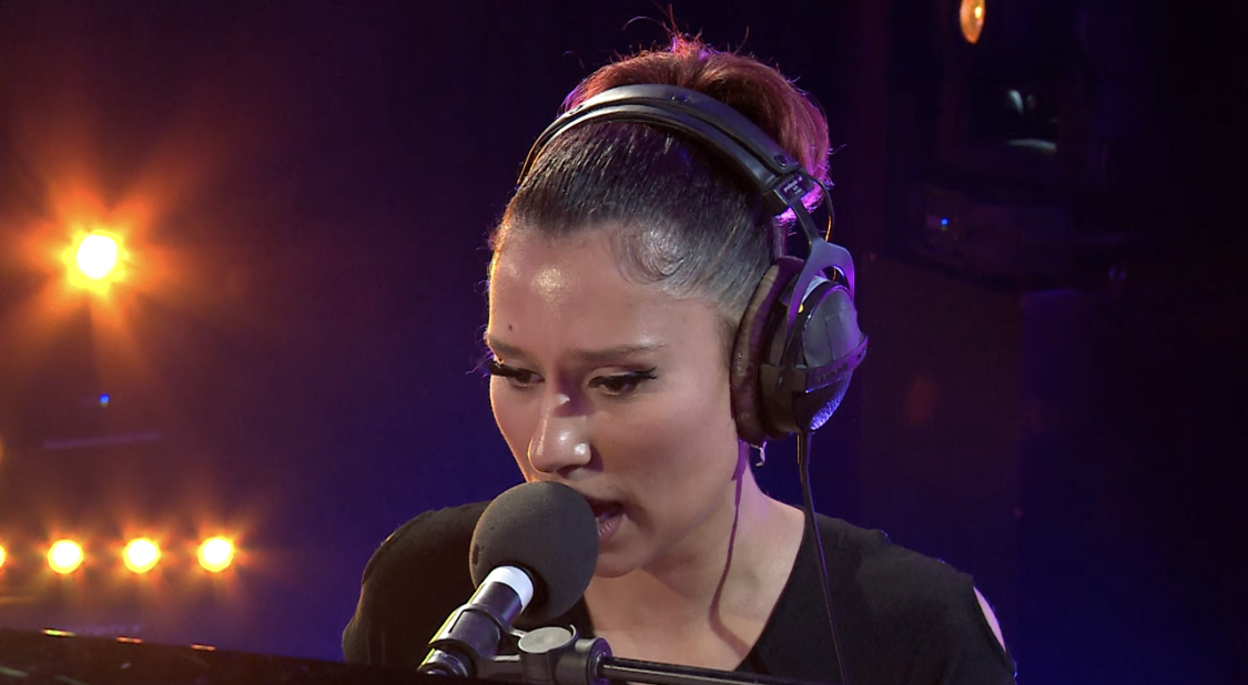 Raye Serenades Listeners with Beautiful Live "Escapism" Performance ...