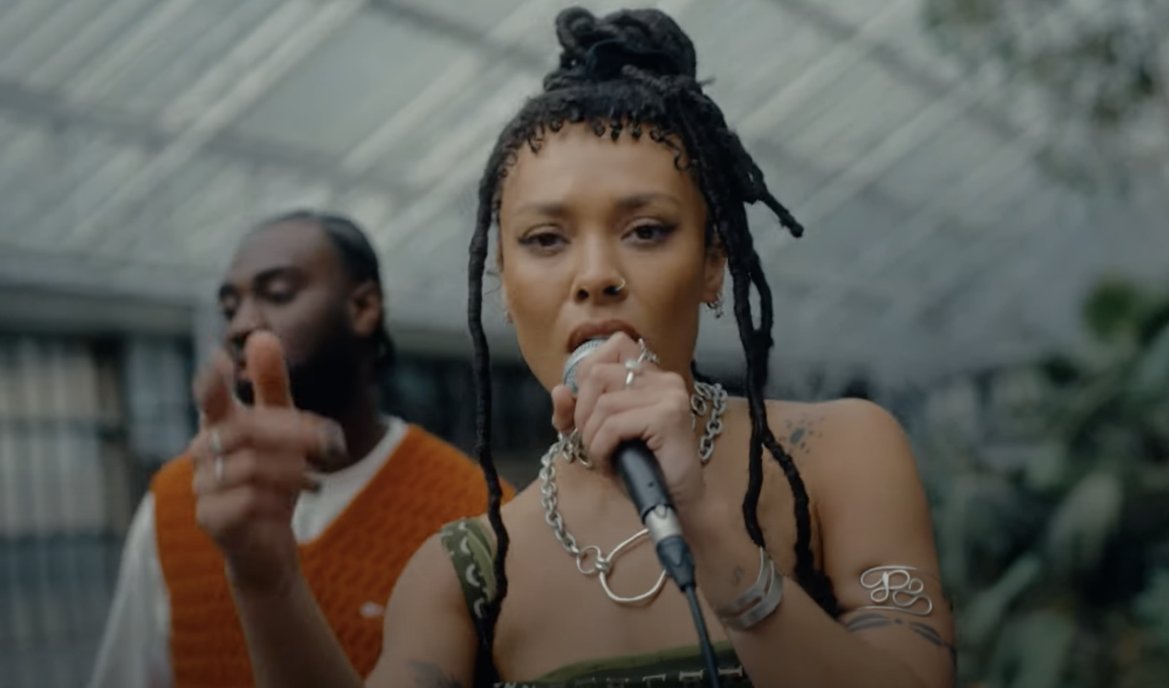 IYAMAH & Kofi Stone deliver smooth live rendition of new collab "Green ...